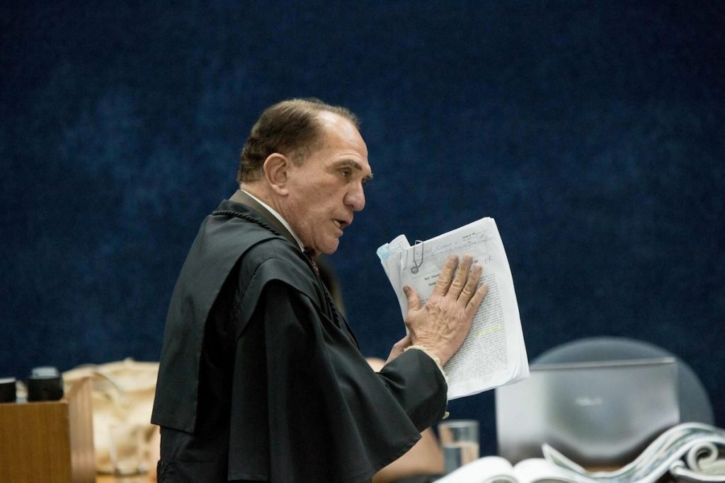 Morre, aos 83 anos, o advogado Pedro Calmon por complicações da Covid ...