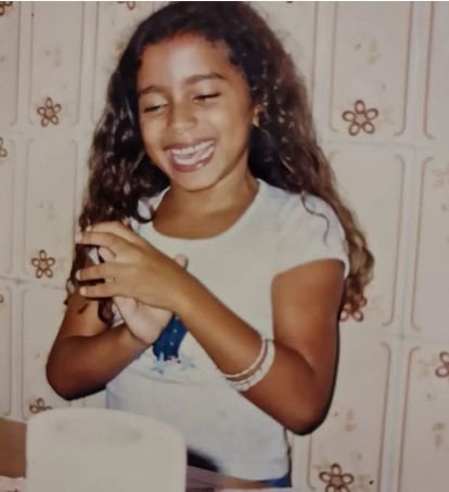 Mini Anitta! Cantora comemora 29 anos e publica lembranças da infância ...