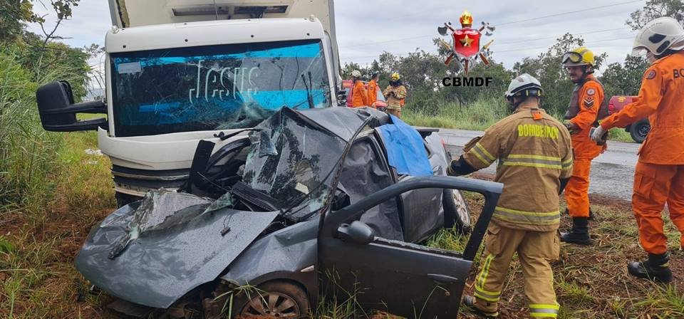 Acidente entre caminhão e carro mata 4 pessoas da mesma família no DF | Metrópoles
