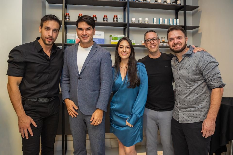Simple Pharma inaugura loja em Brasília com presença de Luciano Bruno ...