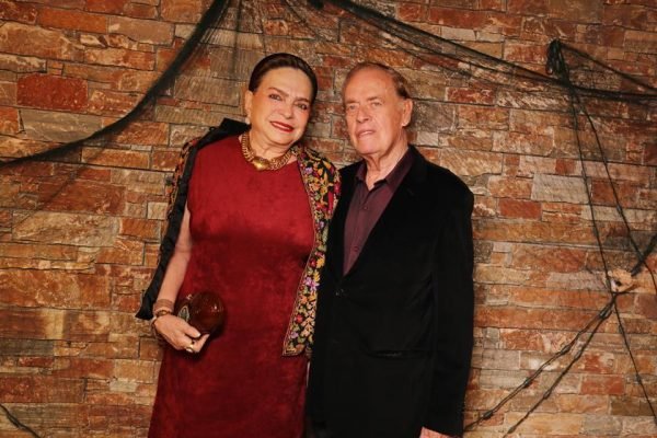 Amador Outerelo realiza jantar de Páscoa com grupo de amigos | Metrópoles