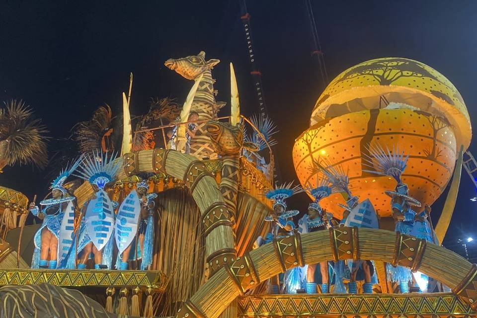 Portela ostenta tradição com enredo sobre religião e memória | Metrópoles