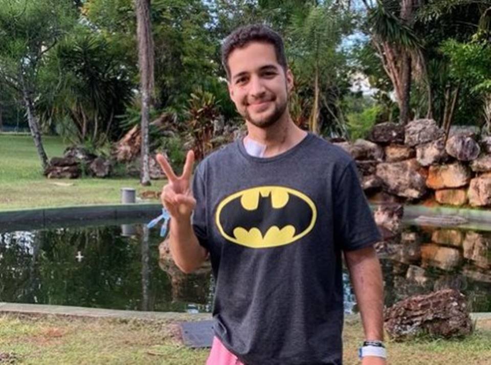 Editor da Globo esfaqueado, Gabriel Luiz posta foto e agradece carinho ...