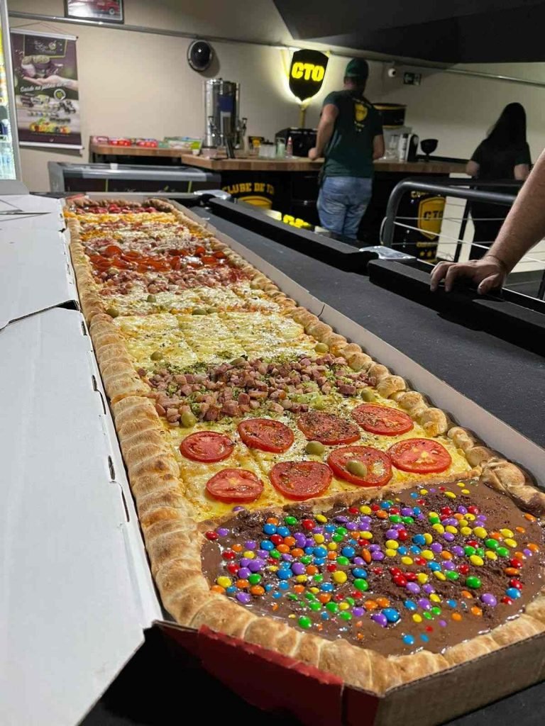 SP: pizza de 2 metros tem 12 sabores e demanda transporte especial ...
