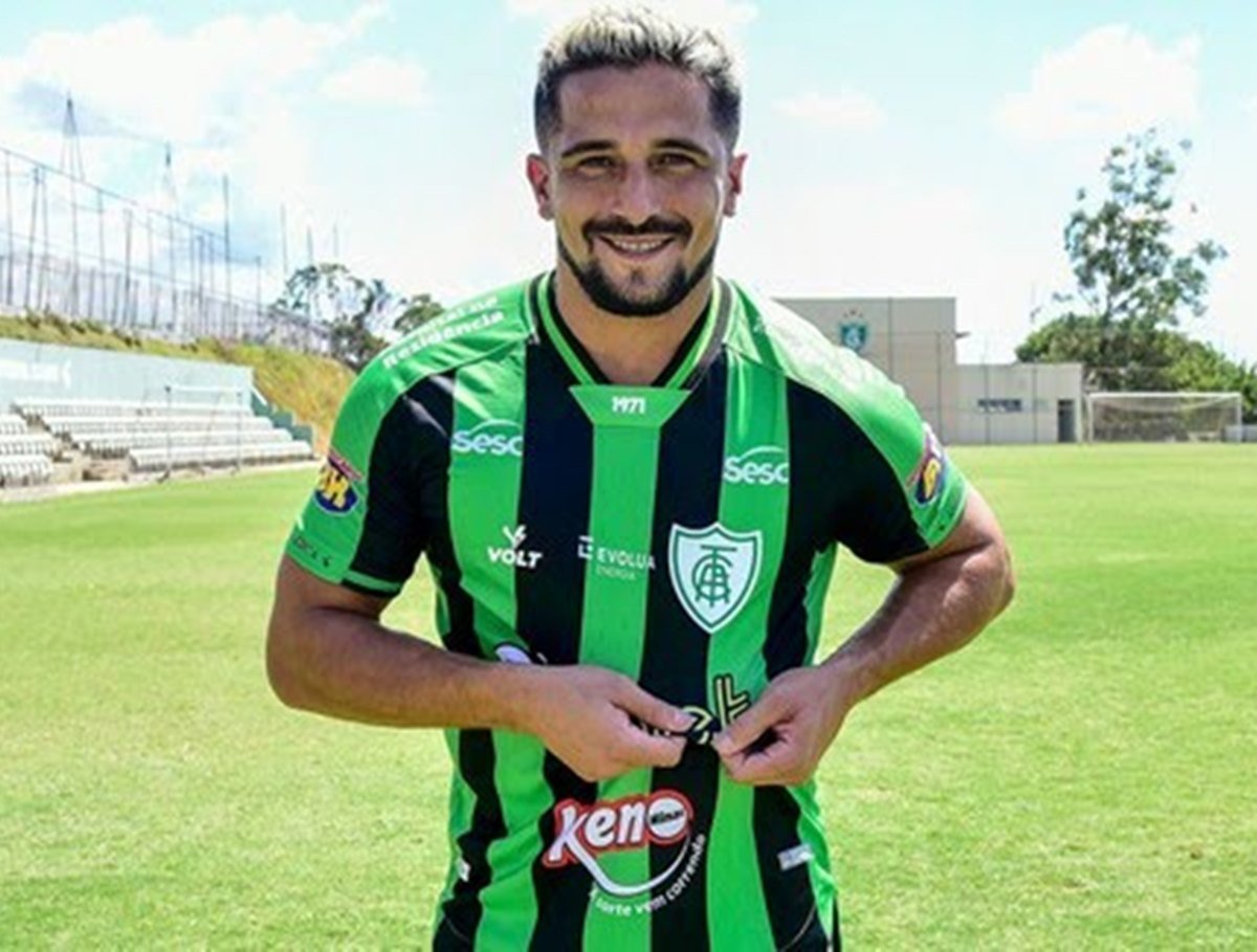 Bandido: Aloisio comemora gol do América-MG com voadora em técnico ...