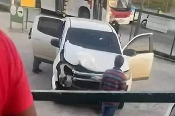 Rio Turistas Têm Carro Metralhado Após Entrar Em Favela Por Engano