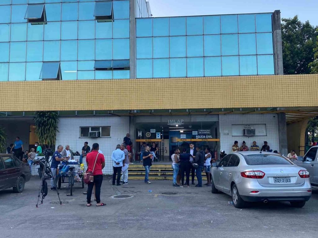 Parentes vão ao IML reconhecer corpos de mortos em operação no Rio ...