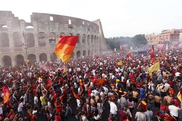 Festa em Roma! Torcida invade as ruas para comemorar título europeu ...