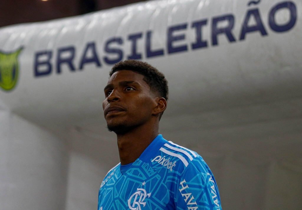 Comentarista exalta atuação de Hugo no clássico: “Salvou o Flamengo ...