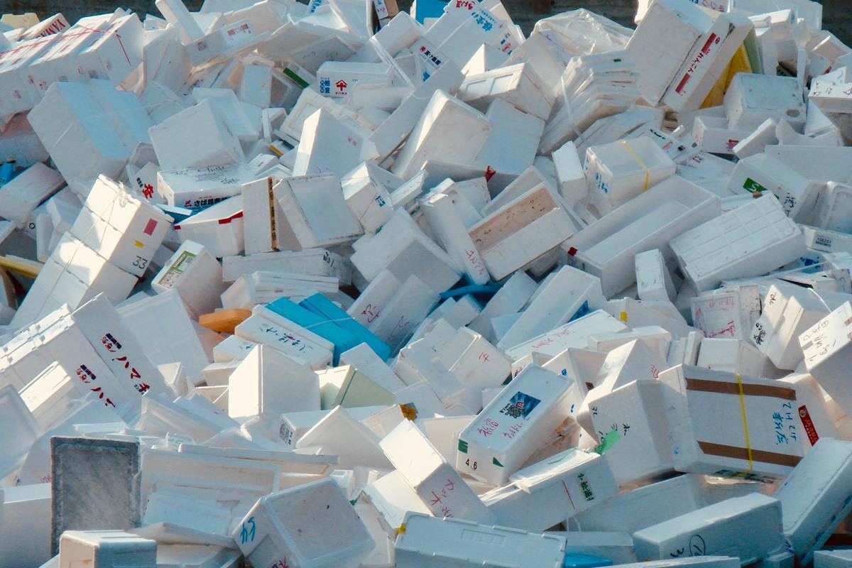 Tripulação é resgatada em alto-mar após se agarrar a caixas de isopor ...