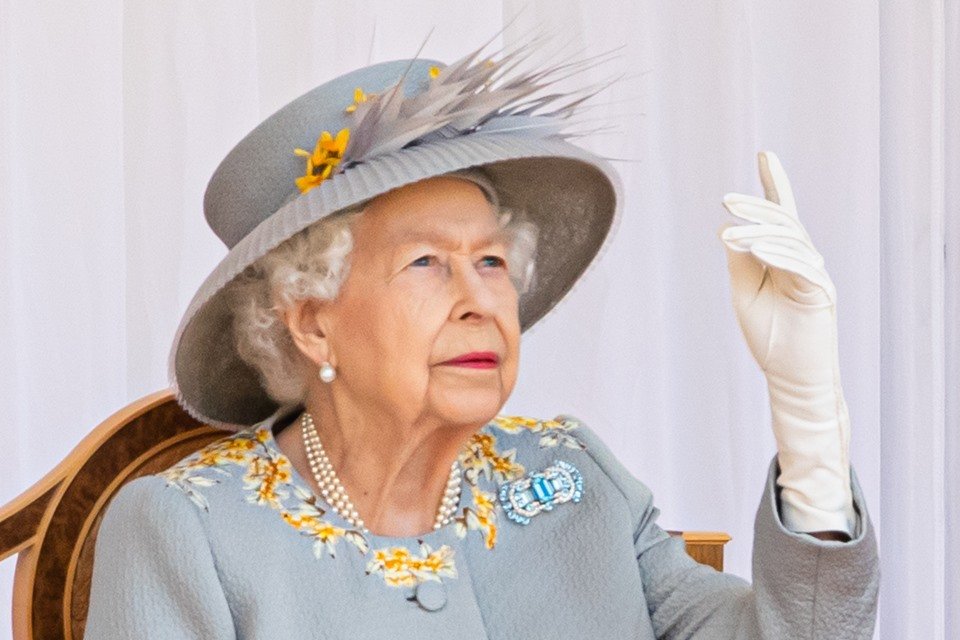 Rainha Elizabeth presta homenagem comovente a ex-premiê morto a tiros ...