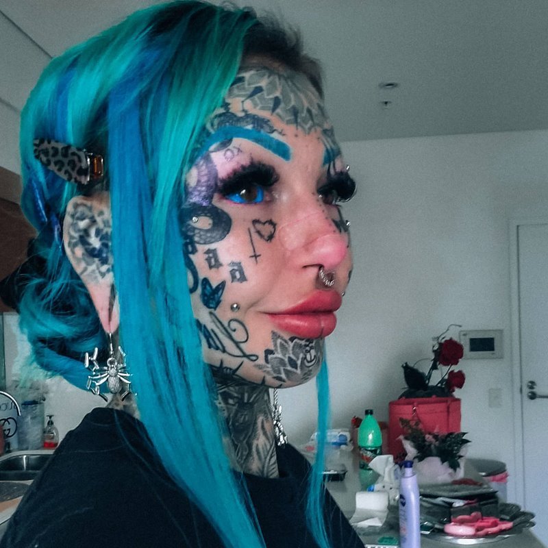 Modelo “chora azul” após fazer tatuagem no olho; entenda | Metrópoles