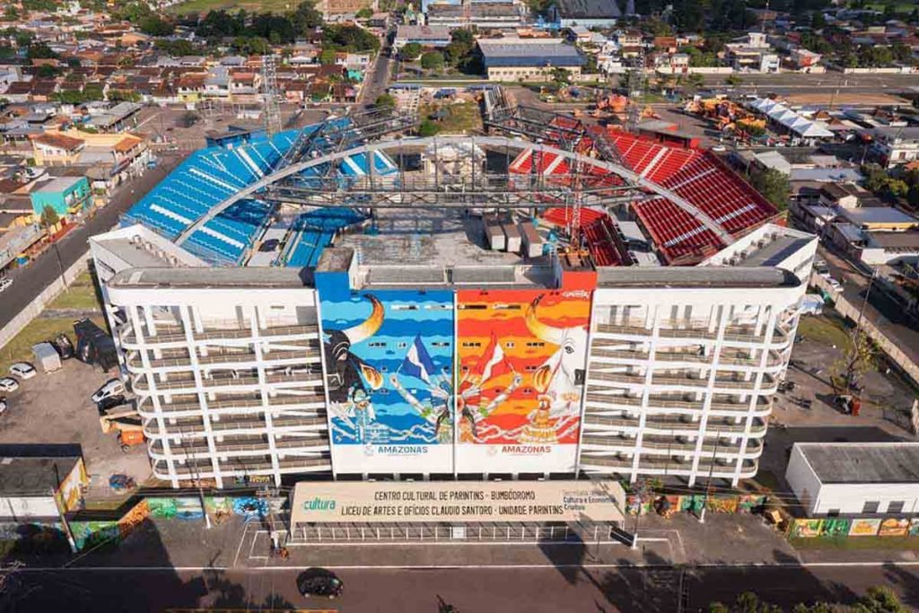 Obra de arte gigante transforma fachada do Bumbódromo de Parintins ...