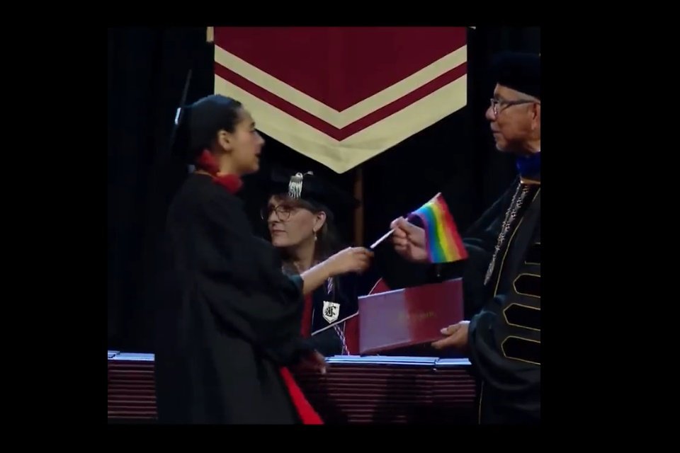 Alunos protestam contra política anti-LGBT dando bandeiras do orgulho ...