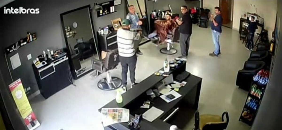 PR: vídeo mostra momento em que barbeiro e cliente são mortos a tiros ...