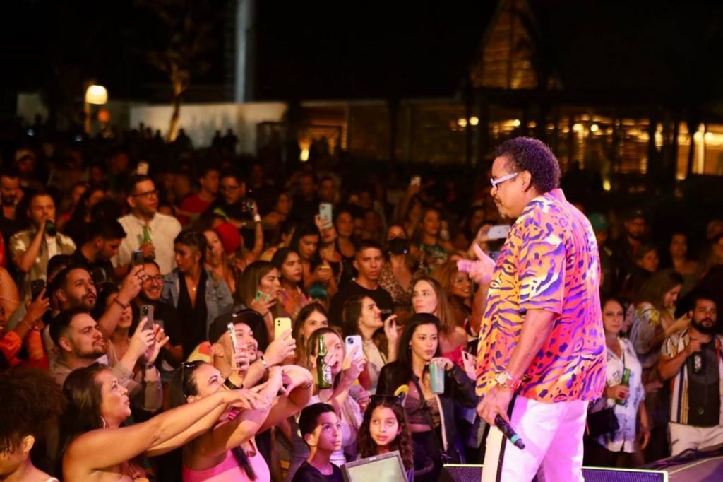 Vídeo: Jacaré volta ao Brasil e dança com É o Tchan em show | Metrópoles