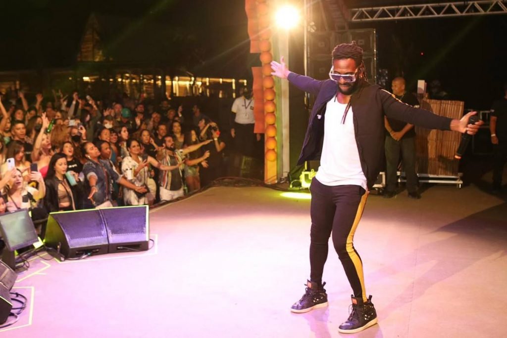 Vídeo: Jacaré volta ao Brasil e dança com É o Tchan em show | Metrópoles