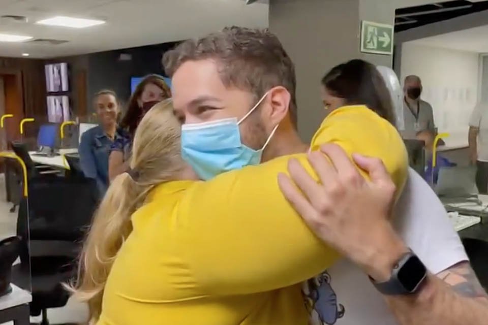 Vídeo. Gabriel Luiz volta à Globo após ataque e colegas o aplaudem ...