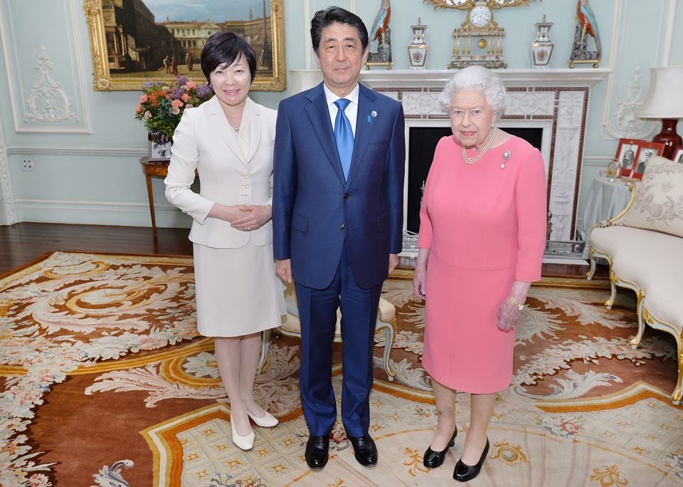 Rainha Elizabeth presta homenagem comovente a ex-premiê morto a tiros ...