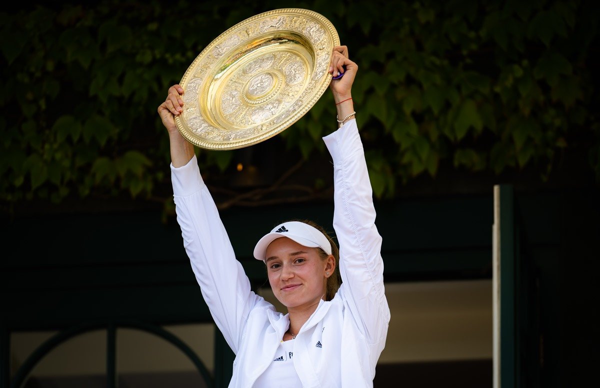 Elena Rybakina supera nervosismo para triunfar em Wimbledon | Metrópoles