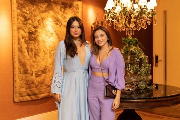 Maria Fernanda Miziara celebra a chegada dos 20 anos ao lado de amigos