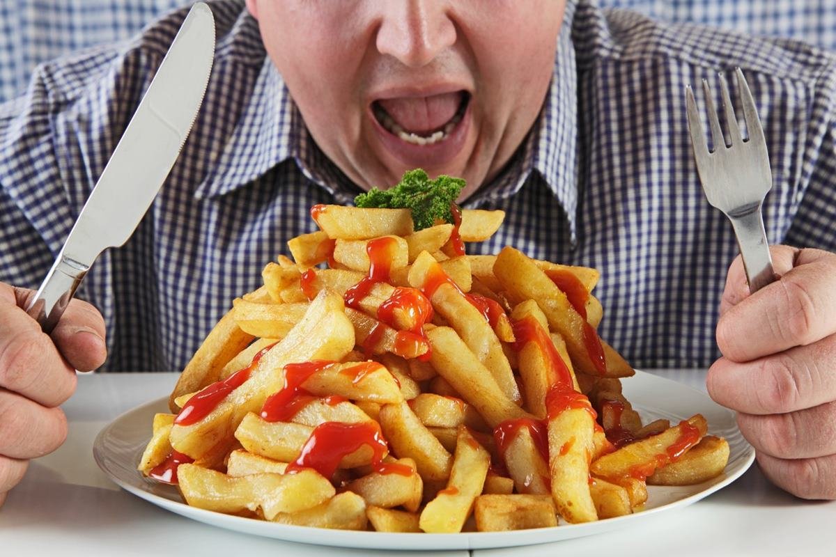 Inchaço e sonolência: veja os perigos de comer muito regularmente ...