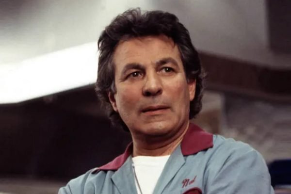 Joe E. Tata, o Nat da série Barrados no Baile, morre aos 85 anos ...