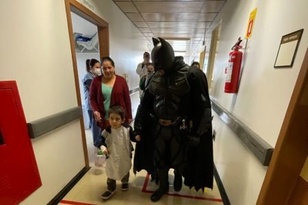 Voluntário “encarna” o Batman para ajudar pessoas com câncer no Brasil ...