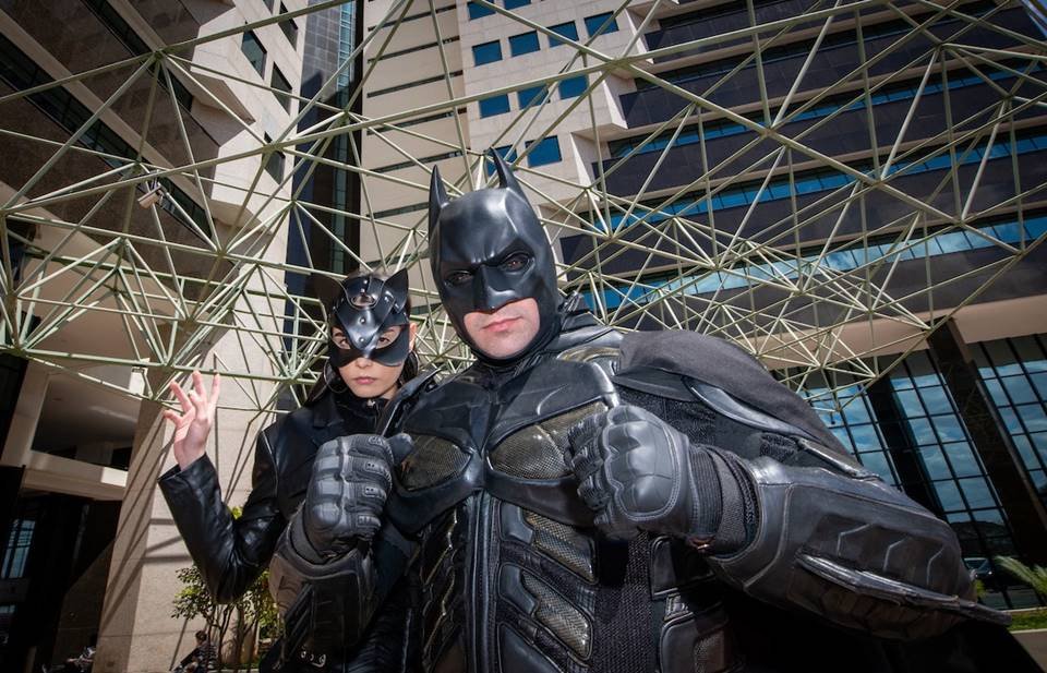 Voluntário “encarna” o Batman para ajudar pessoas com câncer no Brasil ...