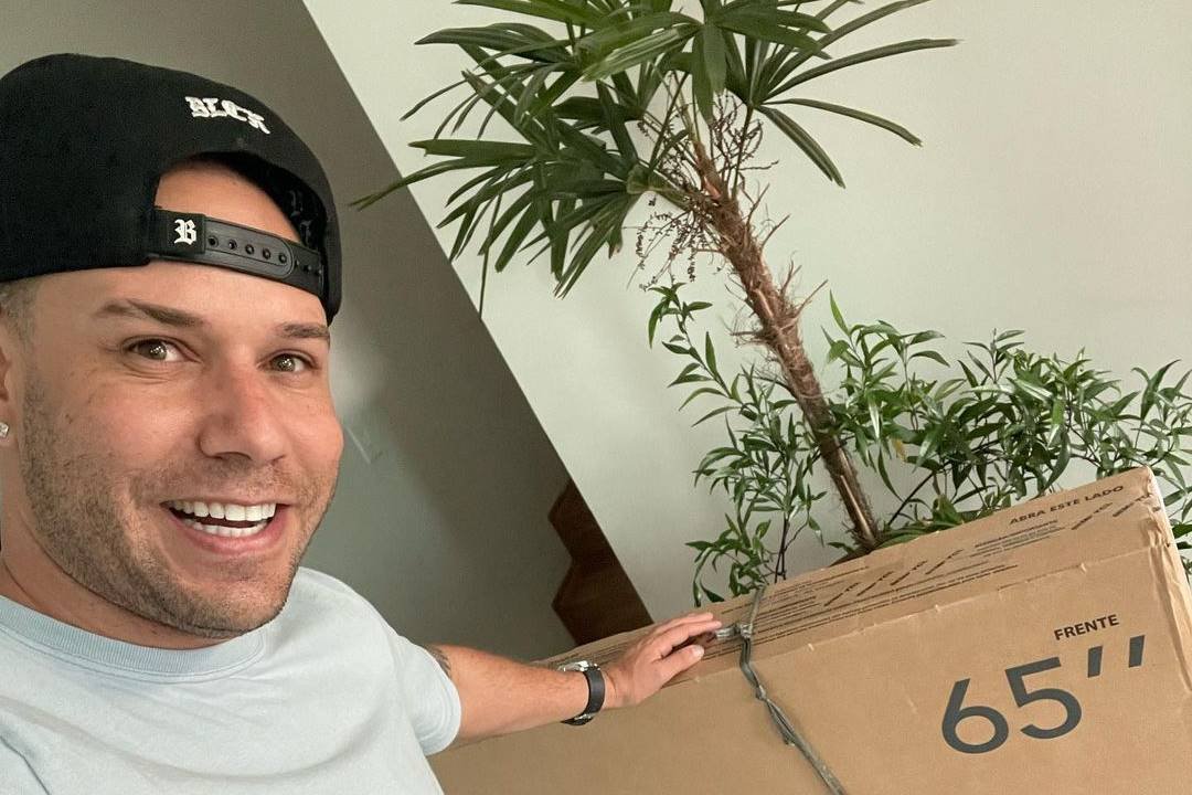 Tiago Barnabé, interprete de Narcisa, tem perda de voz repentina ...