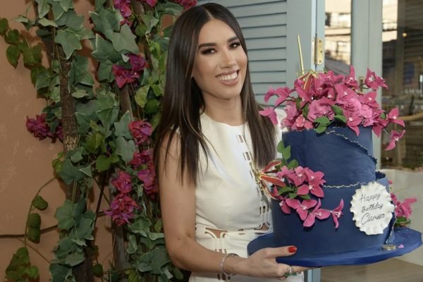 Clarissa Wagner festeja aniversário em almoço badalado com os amigos