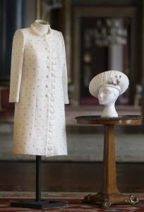 Elizabeth II: conheça o trabalho de Angela Kelly, stylist da rainha ...