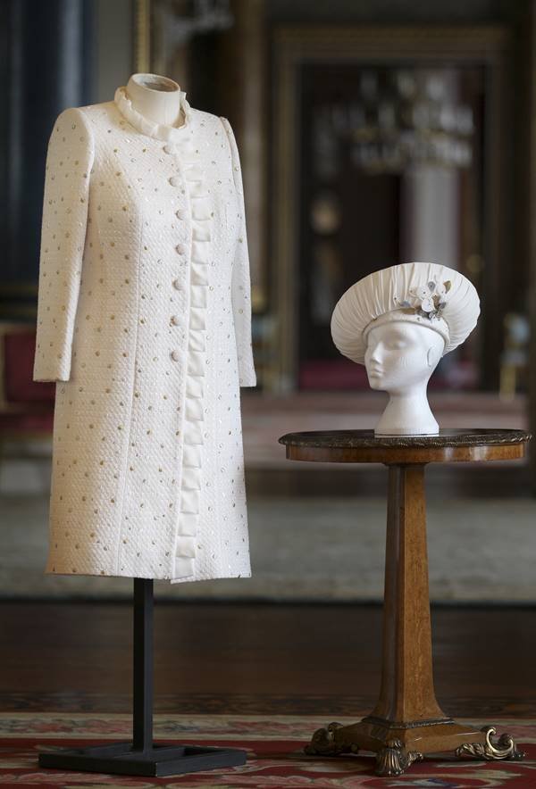 Elizabeth II: conheça o trabalho de Angela Kelly, stylist da rainha ...