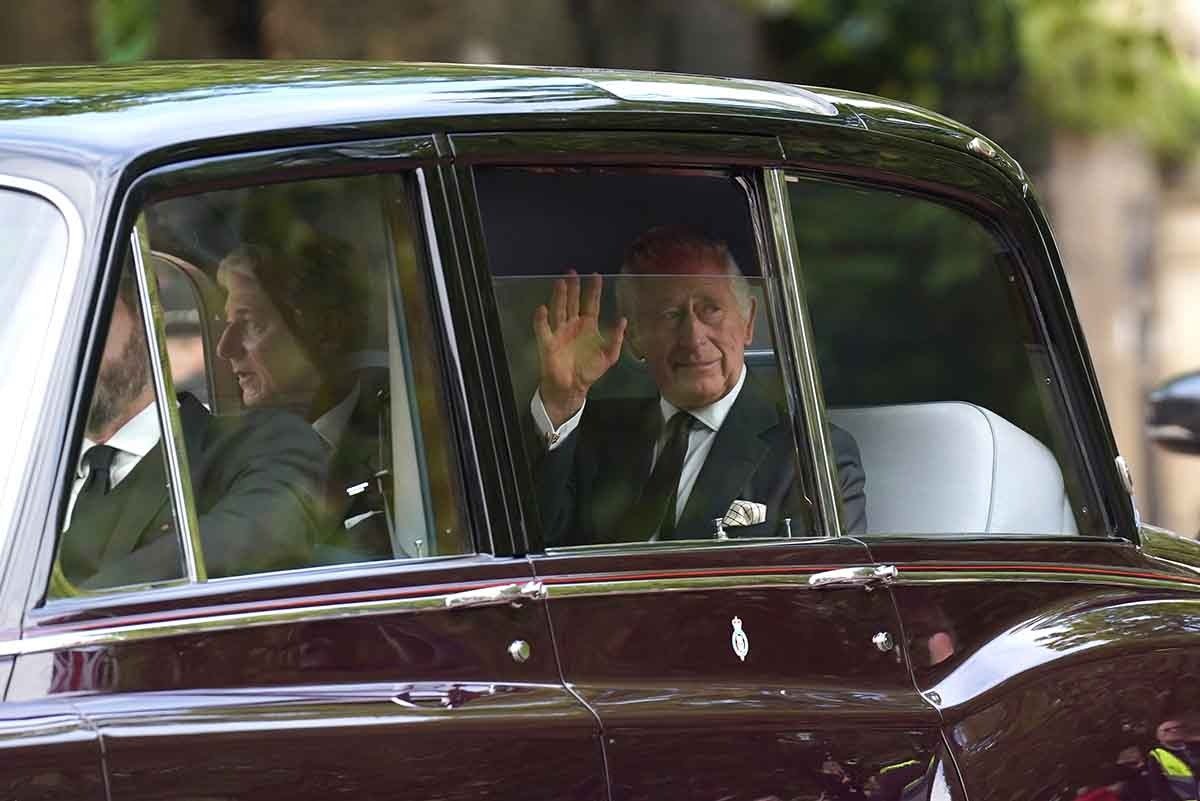 Rei Charles III acena aos súditos em procissão pela rainha Elizabeth ...