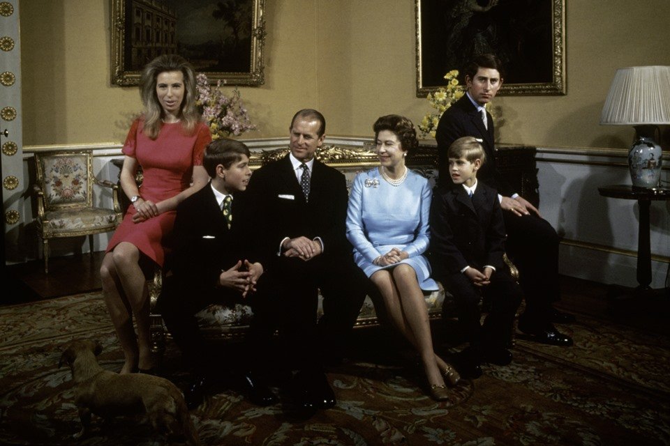 Eternamente juntos: caixão da rainha é baixado ao lado do amado Philip ...