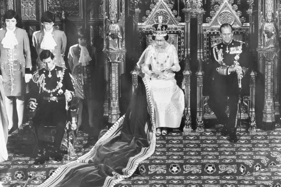 Eternamente juntos: caixão da rainha é baixado ao lado do amado Philip ...