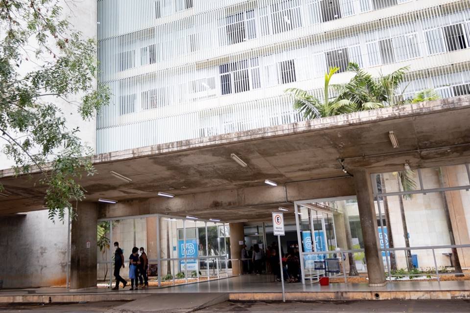 Jovem baleado no rosto durante assalto retornava do 1° dia de trabalho ...