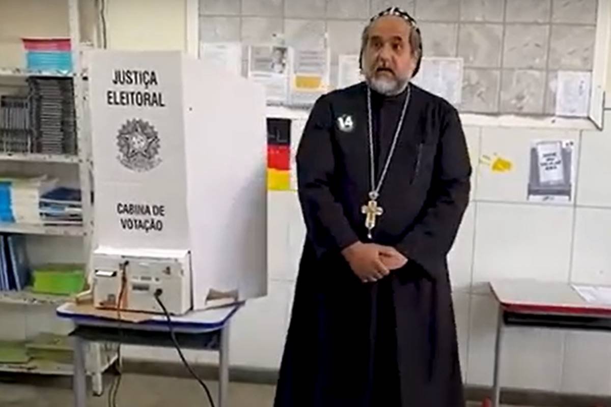 Padre Kelmon vota em Salvador: “Você escolhe. Eu ou Bolsonaro” | Metrópoles