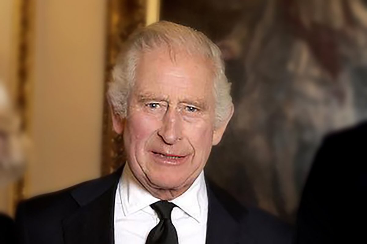 Sorridente, Charles III posa para primeira foto oficial com a família ...