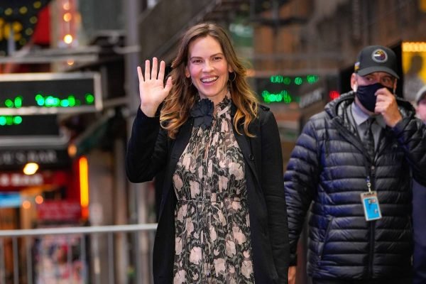 Atriz Hilary Swank anuncia gravidez de gêmeos aos 48 anos | Metrópoles