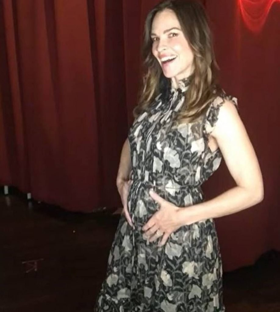 Atriz Hilary Swank anuncia gravidez de gêmeos aos 48 anos | Metrópoles