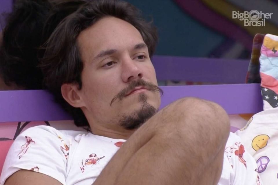 Banguela: ex-BBB Eliezer aparece sem dois dentes e choca internet ...