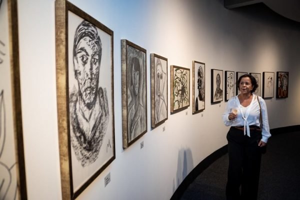 Coquetel marca lançamento da exposição de arte de José Maciel | Metrópoles