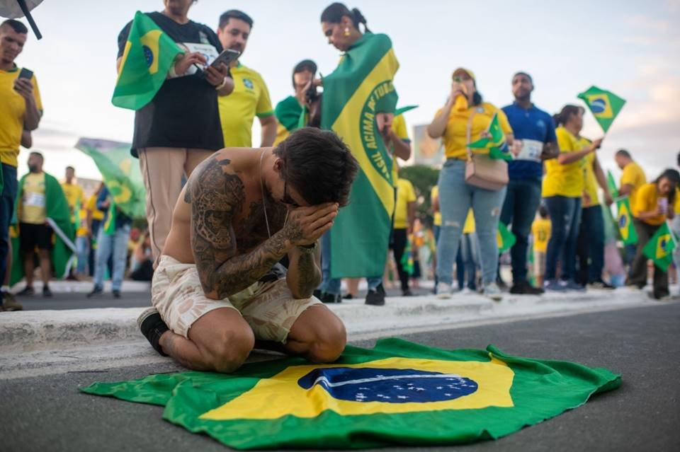 Bolsonaristas se reúnem na Esplanada para acompanhar apuração | Metrópoles