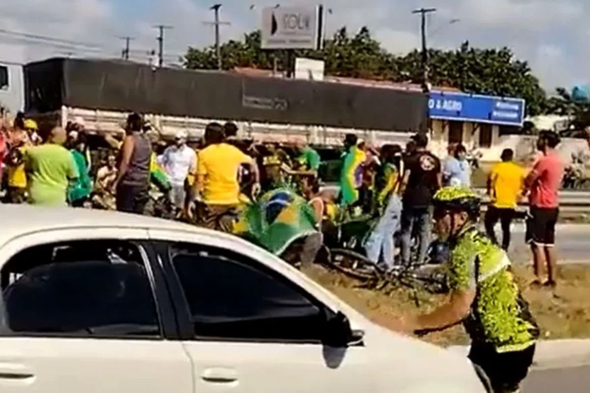 Vídeo: ciclista simula atropelamento em protesto bolsonarista no RN ...