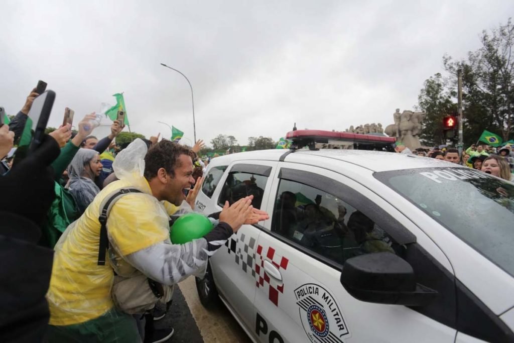Vídeos: atos de bolsonaristas em 18 estados e no DF pedem intervenção ...