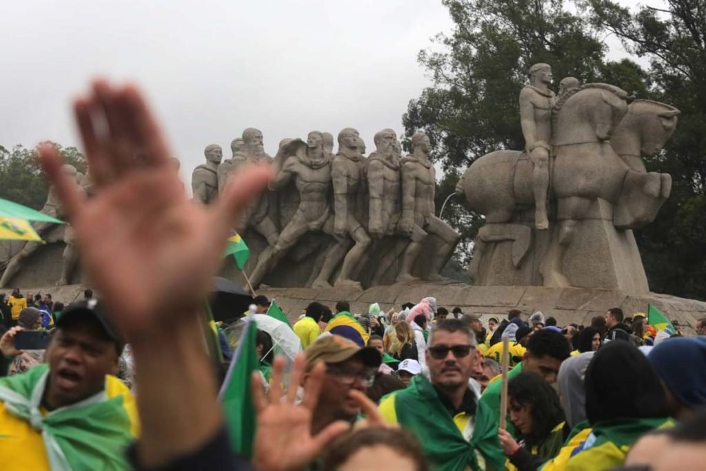 Vídeos: atos de bolsonaristas em 18 estados e no DF pedem intervenção ...