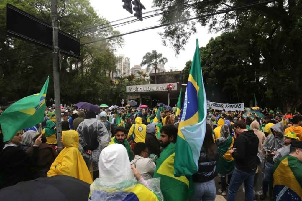 Vídeos: atos de bolsonaristas em 18 estados e no DF pedem intervenção ...