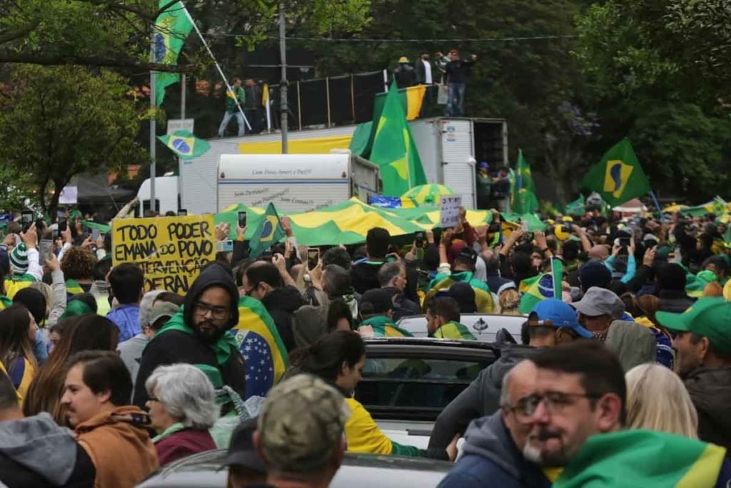 Vídeos: atos de bolsonaristas em 18 estados e no DF pedem intervenção ...