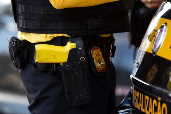 Detran-DF compra 100 armas de choque com dispensa de licitação | Metrópoles